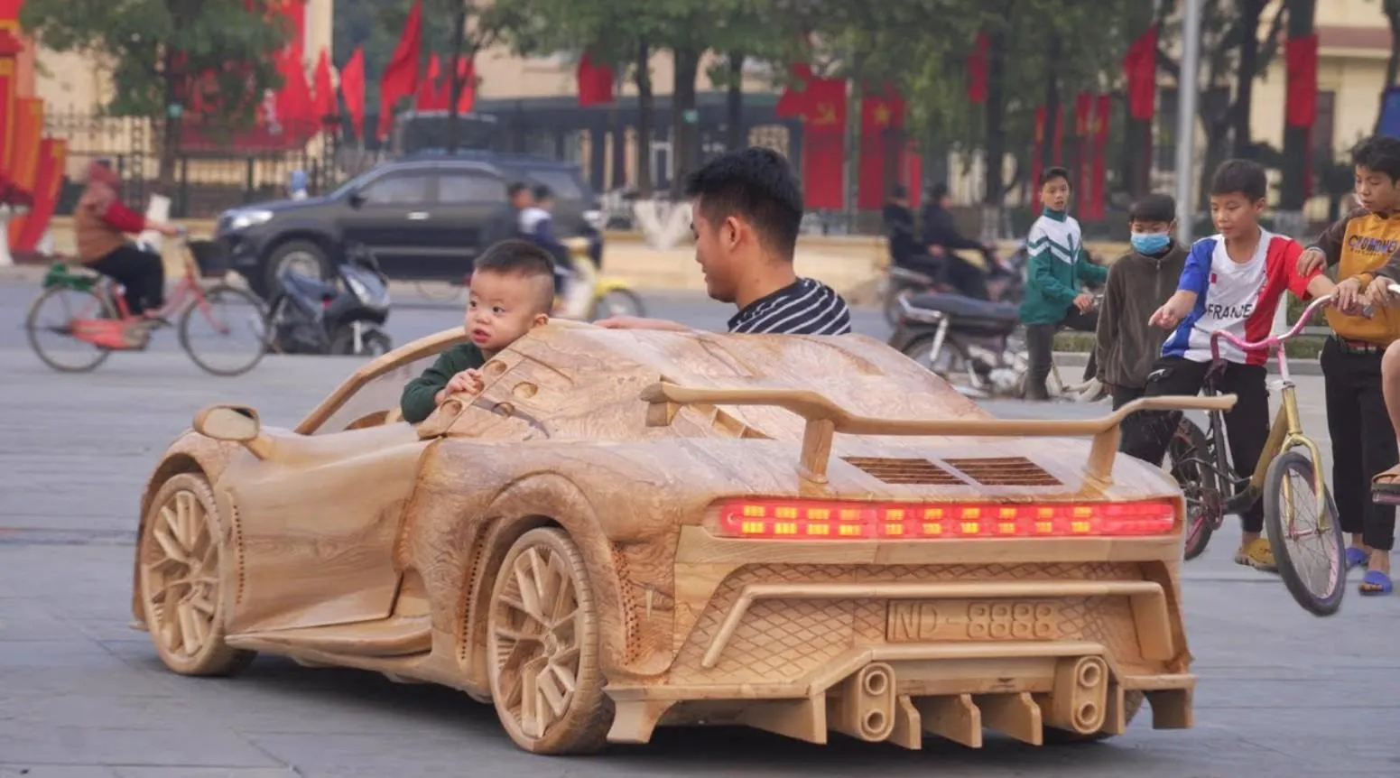 Thợ mộc Việt sáng tạo siêu xe gỗ ‘gây bão’ mạng xã hội, Elon Musk cũng ...